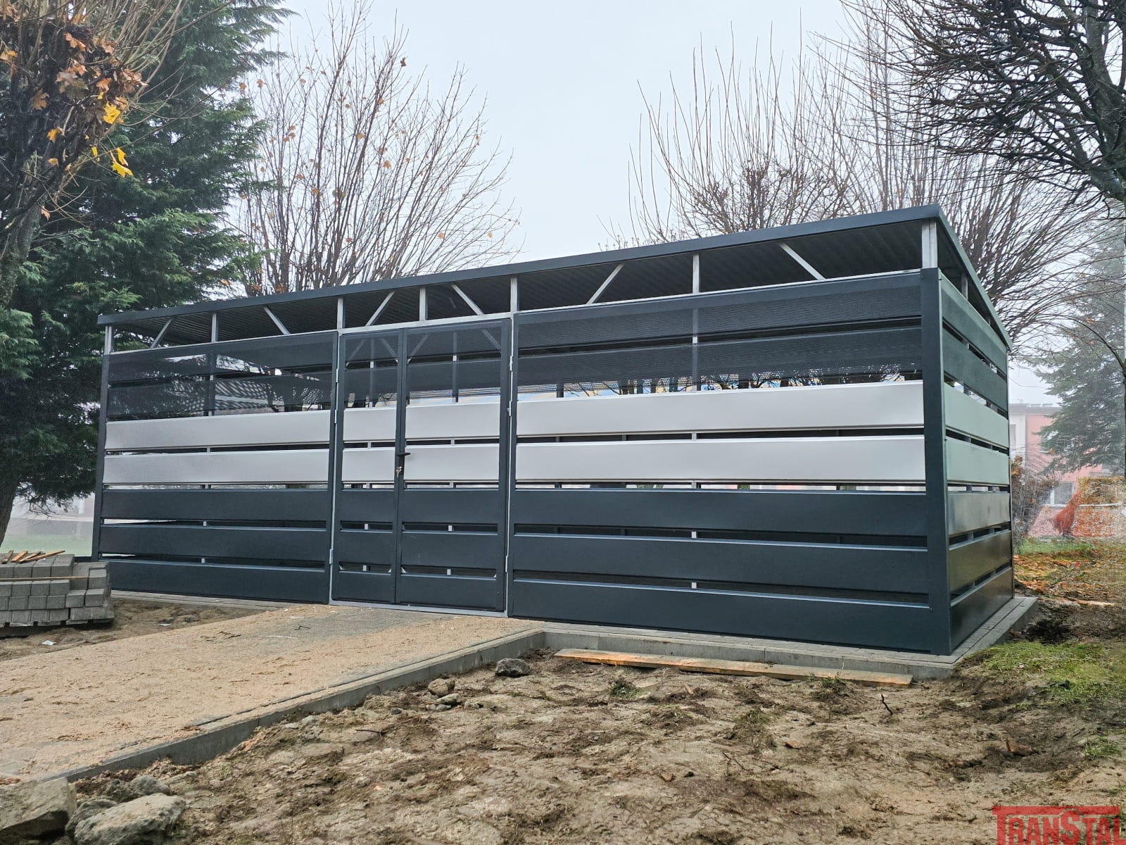Wiata śmietnikowa 7x3m z furtką dwuskrzydłową, grafit + ral9006 ...